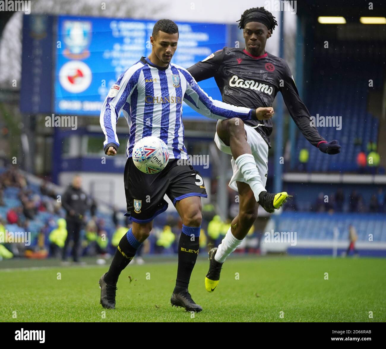 Sheffield Wednesday's Alessio Da Cruz (left) and Reading's Oviemuno ...