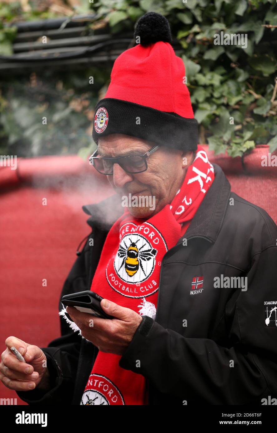 A Brentford fan before the match Stock Photo - Alamy