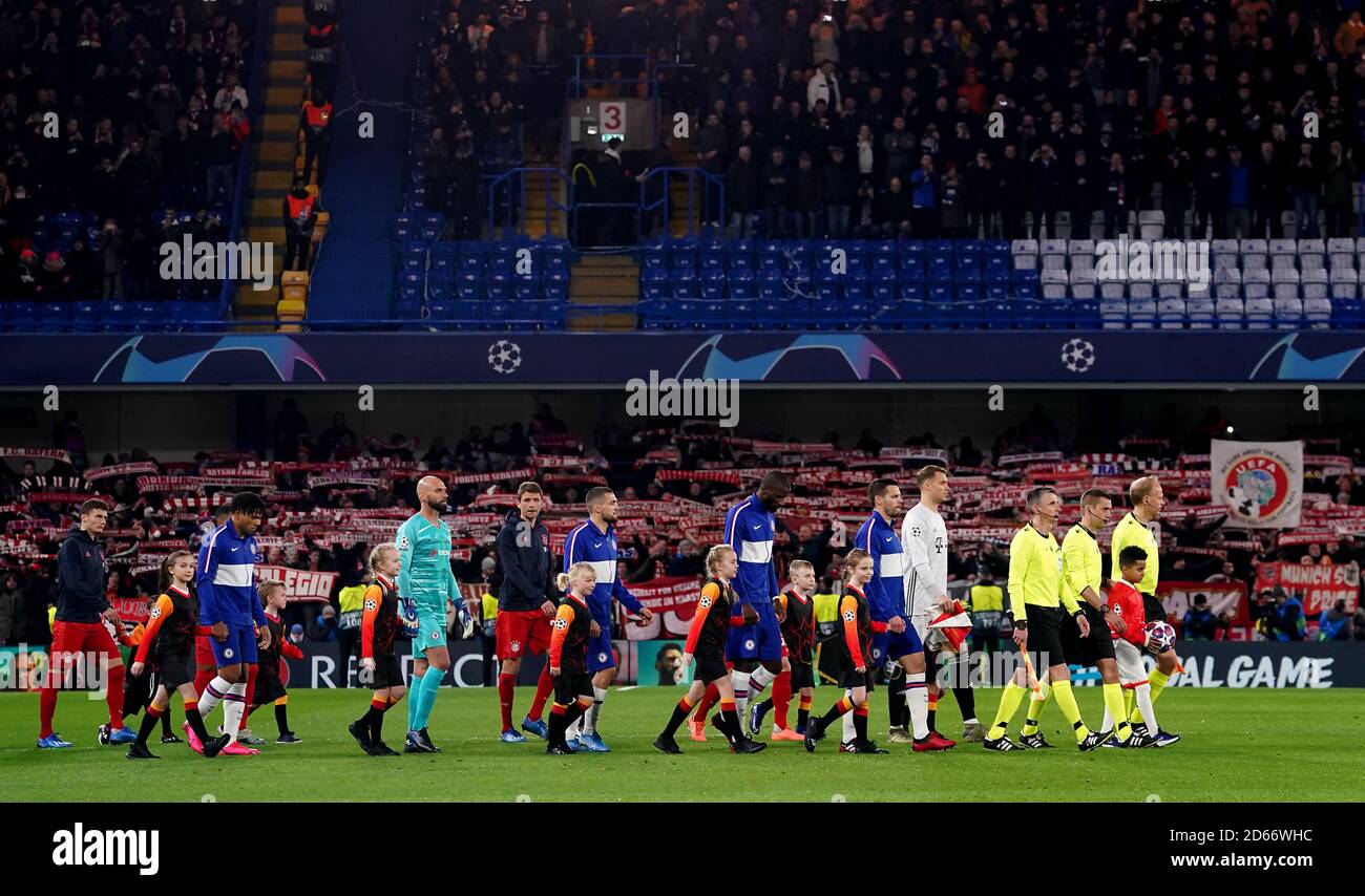 Chelsea players walk onto the pitch prior to kick-off Stock Photo - Alamy