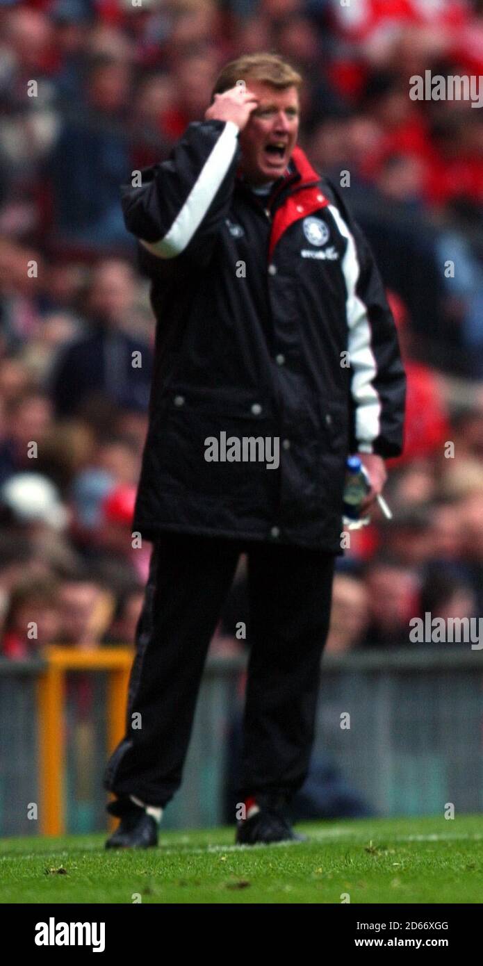 Middlesbrough Manager Steve McClaren shouts instructions to his players ...