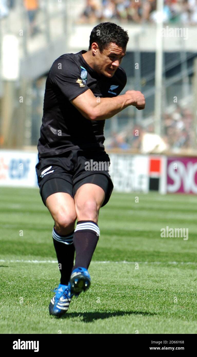 New Zealand's Dan Carter kicks a conversion Stock Photo - Alamy