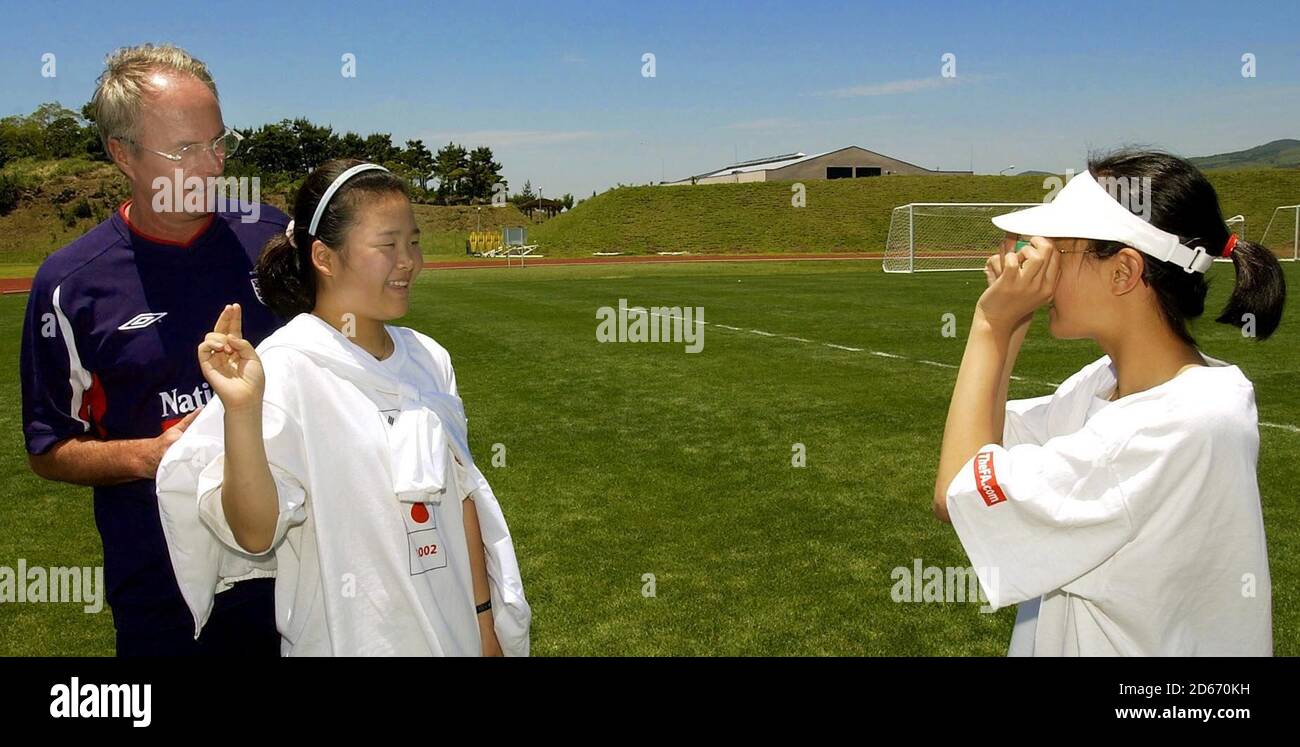 Sven Goran Eriksson the England manager, poses for pictures with Korean ...