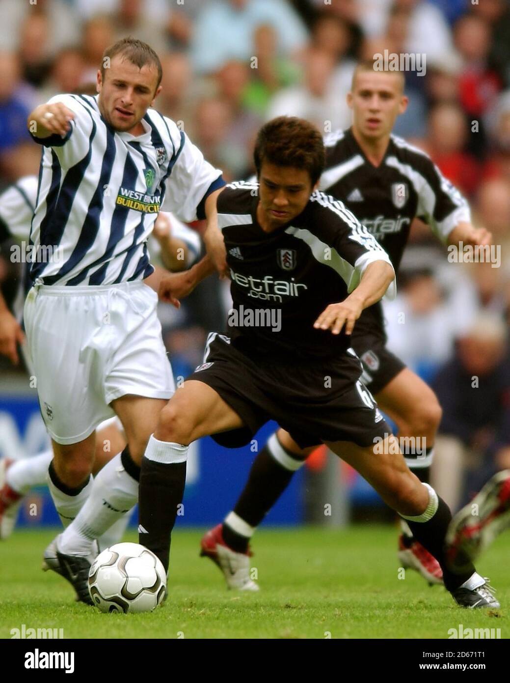 West Bromwich Albion's Ronnie Wallwork holds off Fulham's Junichi ...