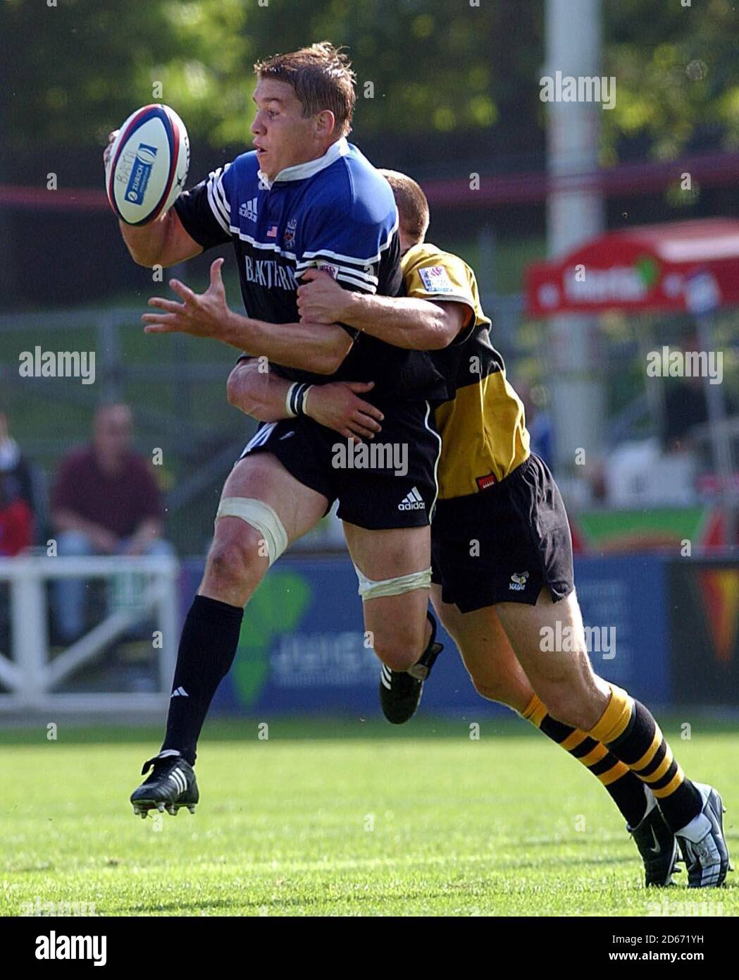 Bath' Dan Lyle is tackled by London Wasps' Mark Denney Stock Photo - Alamy