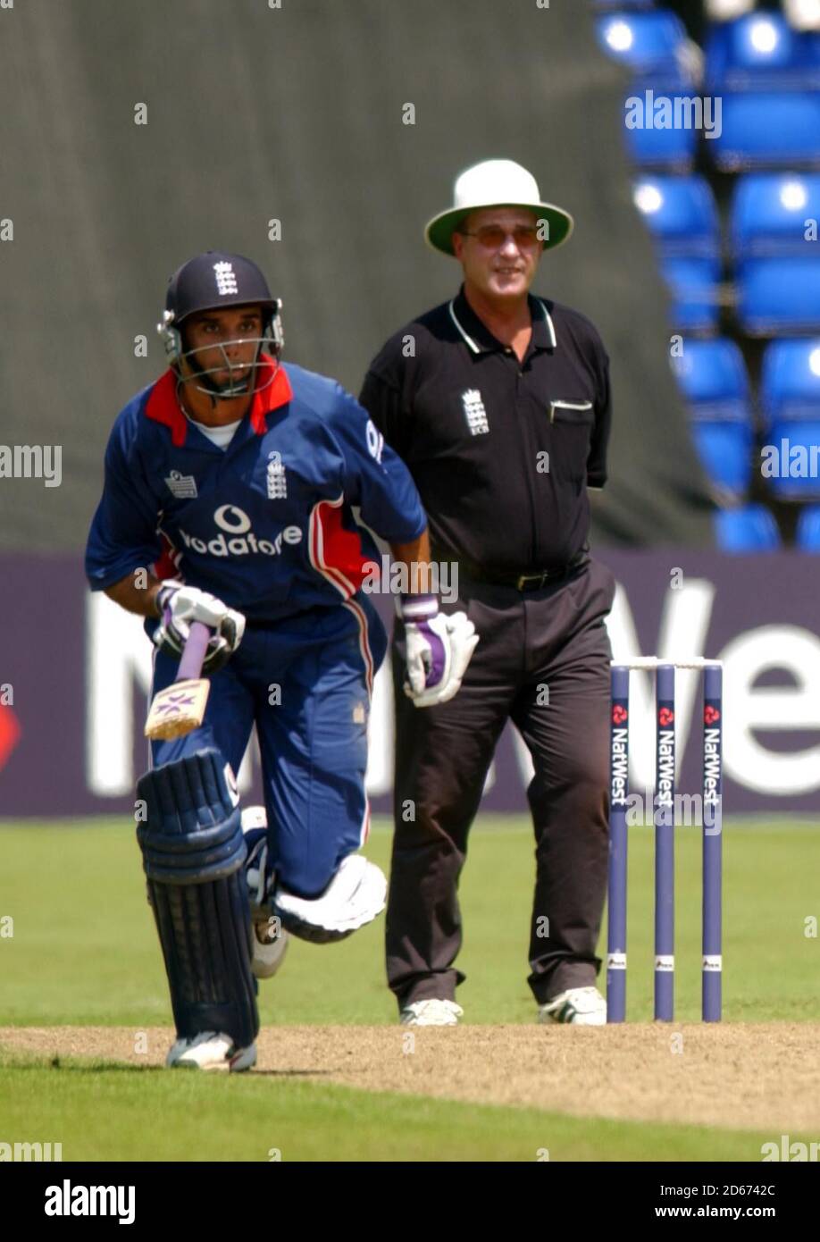 Broken cricket bat hi-res stock photography and images - Alamy