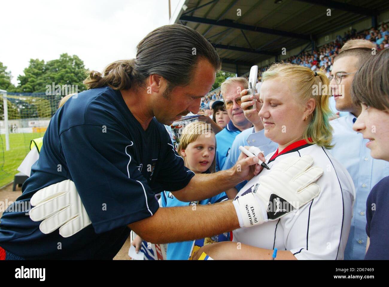 Manchester City's David Seaman signs autographs for City fans Stock ...