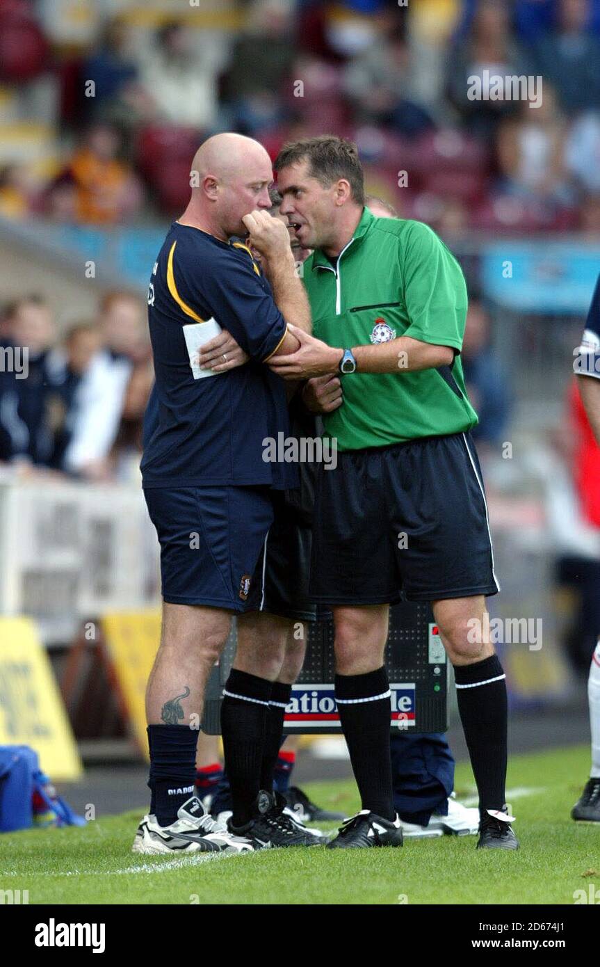My referee phil dowd hi-res stock photography and images - Alamy