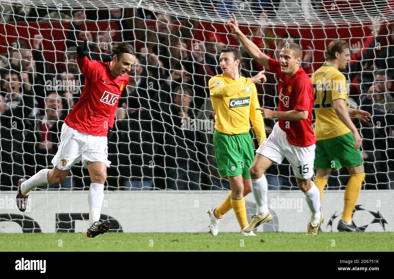 Manchester United's Dimitar Berbatov (l) celebrates scoring the opening ...