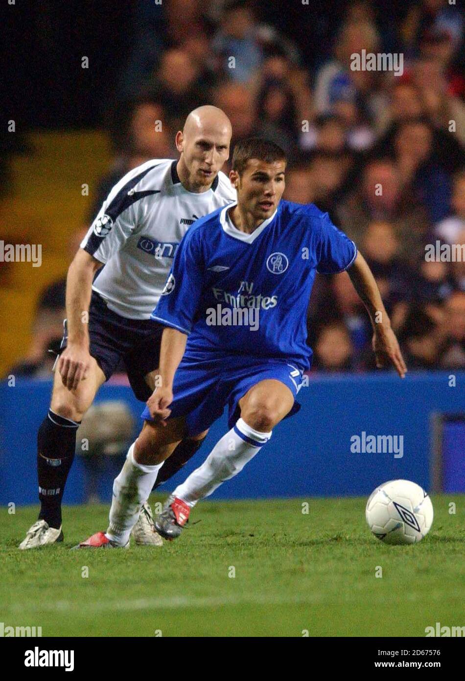 Chelsea's Adrian Mutu gets away from Lazio's Jaap Stam Stock Photo - Alamy