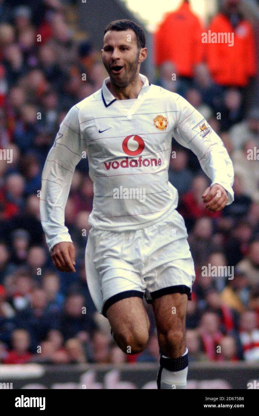 Manchester United's Ryan Giggs celebrates scoring their second goal ...