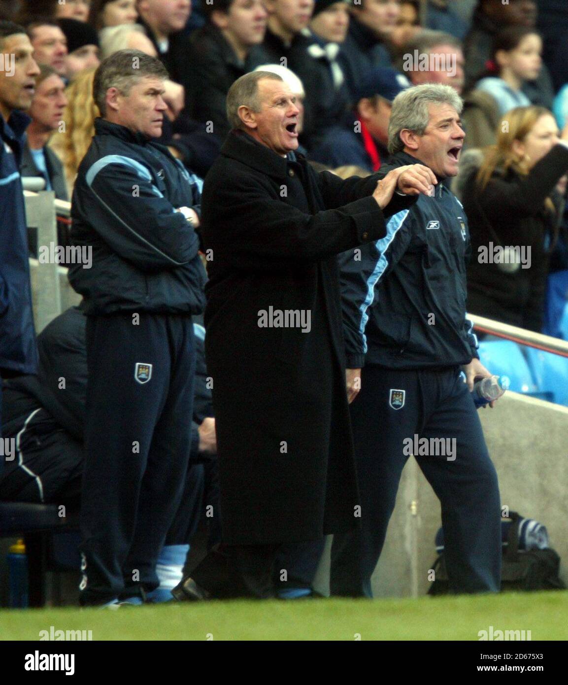 Manchester City's manager Kevin Keegan (r) urges on his team as do his ...