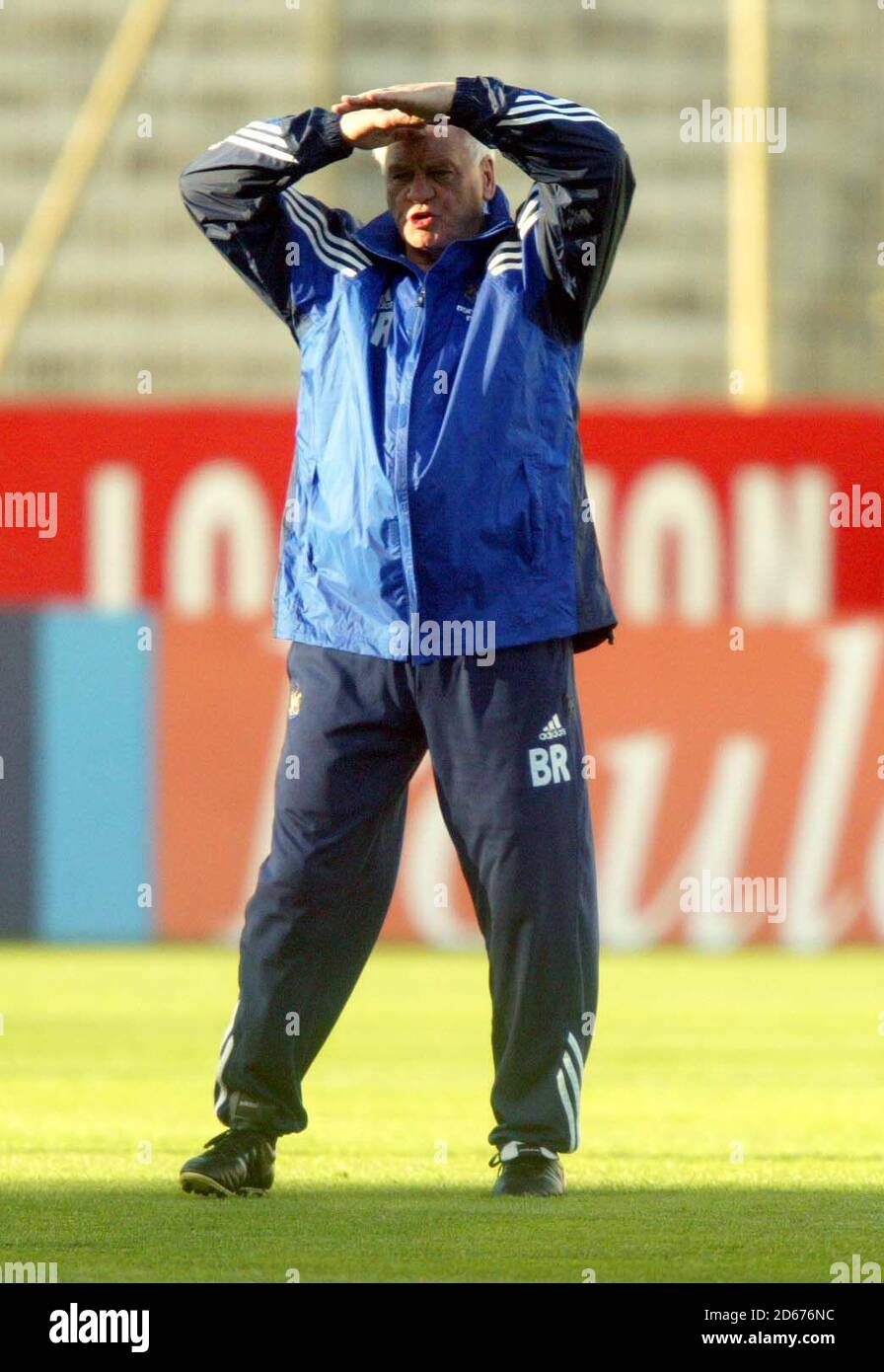 Newcastle United 's manager Sir Bobby Robson during training Stock ...