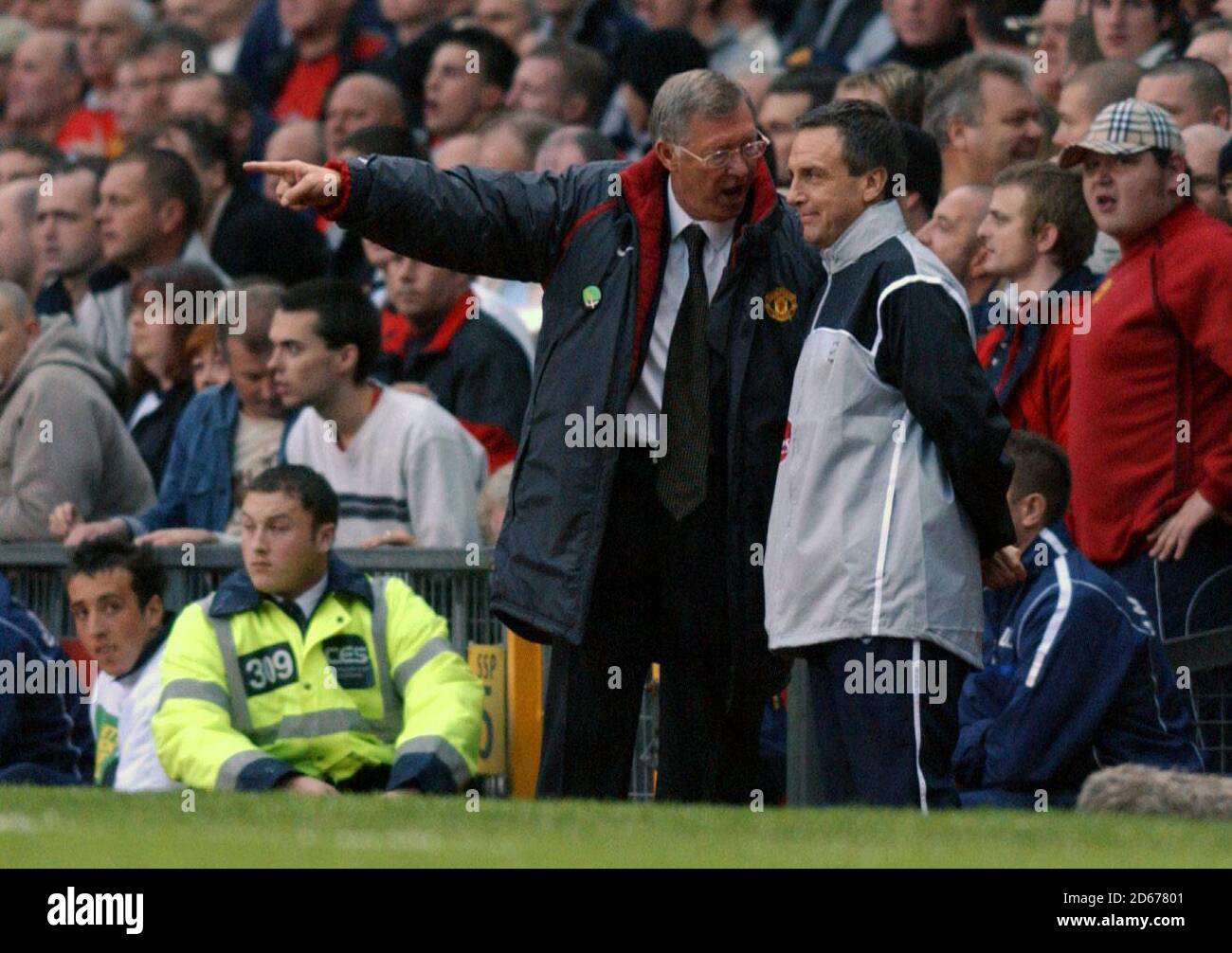 Manchester United's Alex Ferguson has a difference of opinion with ...