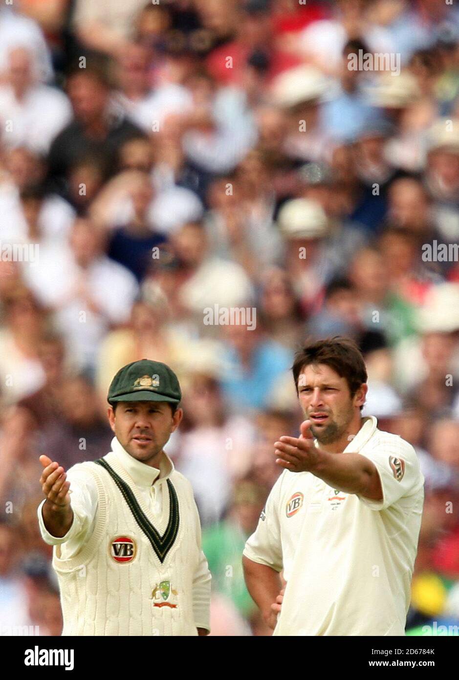 Australia's captain Ricky Ponting (L) and Ben Hilfenhaus (R) on the ...