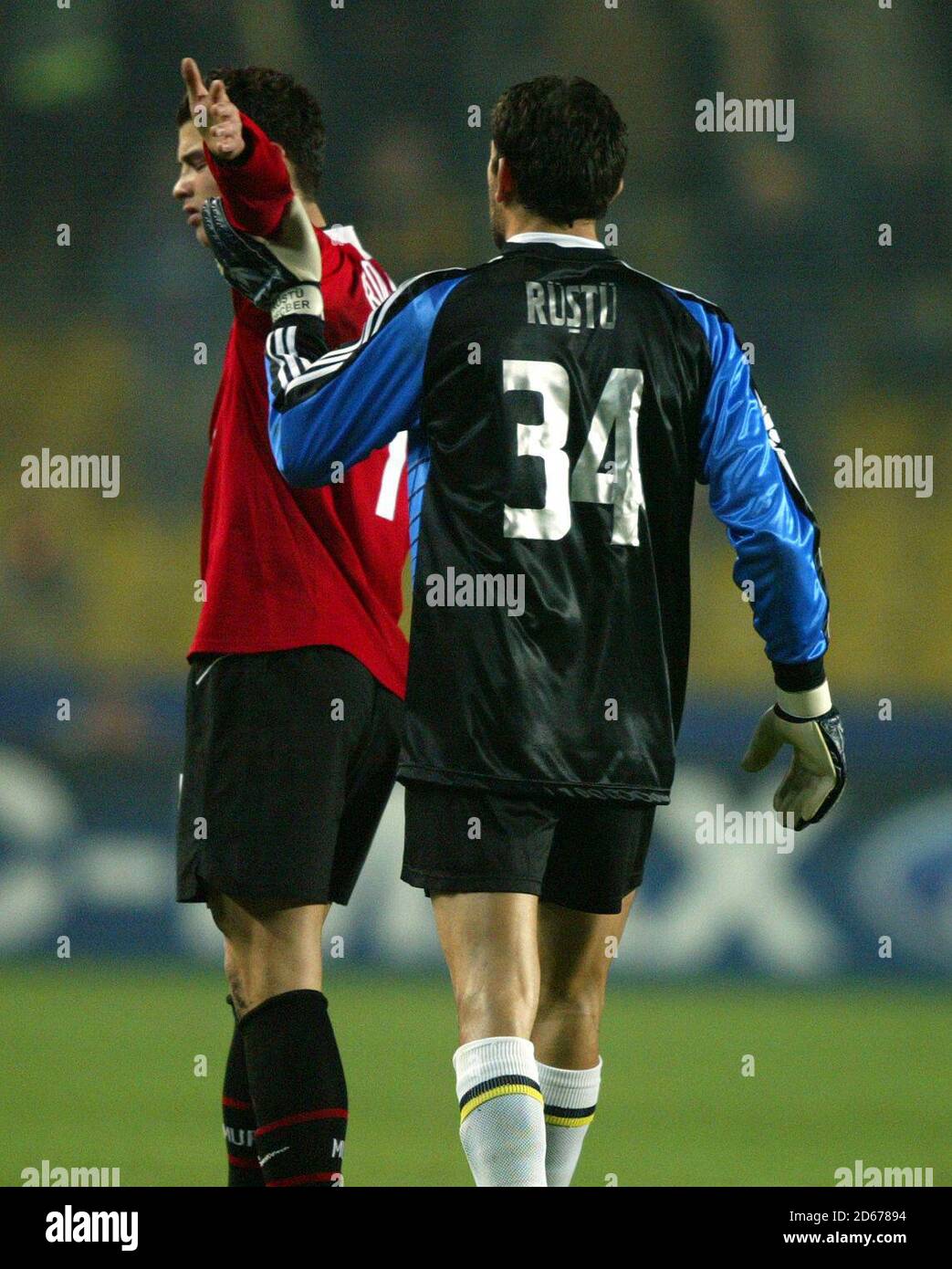 Fenerbahce's Recber Rustu (r) and Manchester United's Cristiano Ronaldo ...