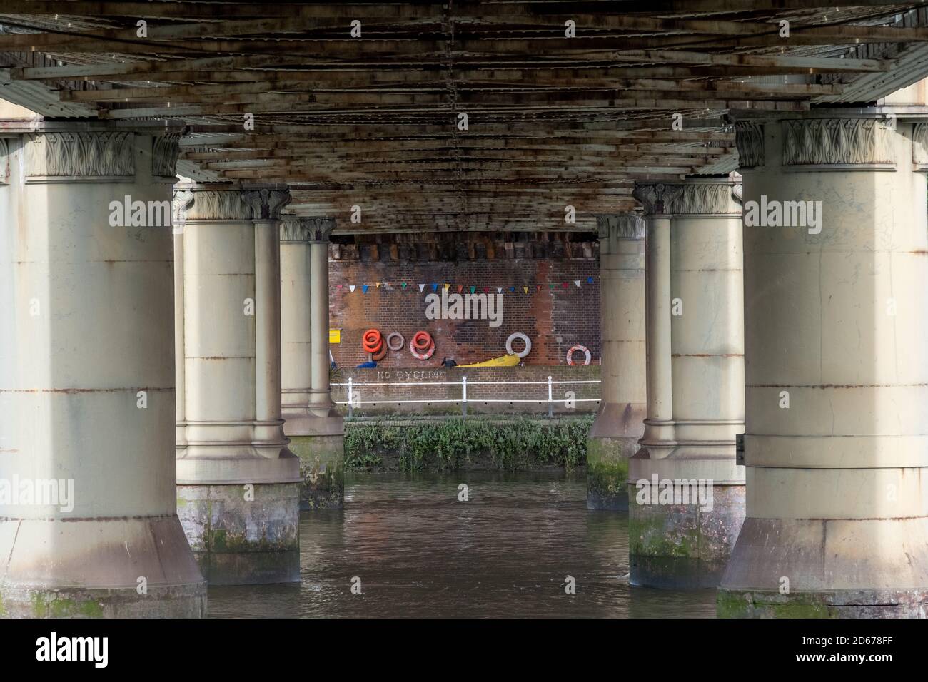 Kew Railway Bridge, Victorian wrought iron bridge spanning the River ...