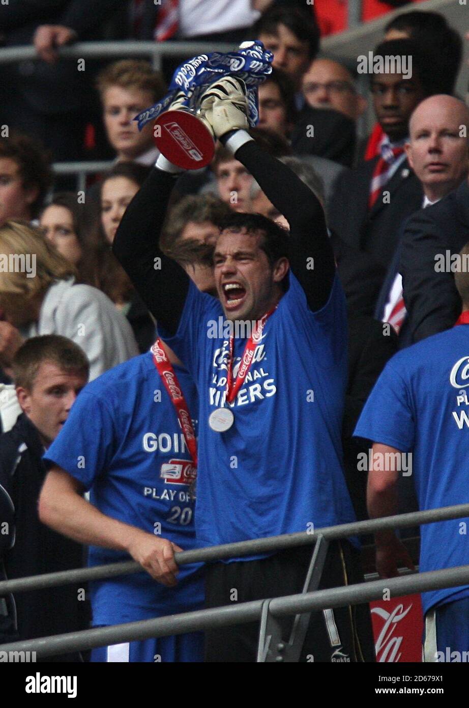 Millwall's Darren Ward lifts the trophy Stock Photo - Alamy