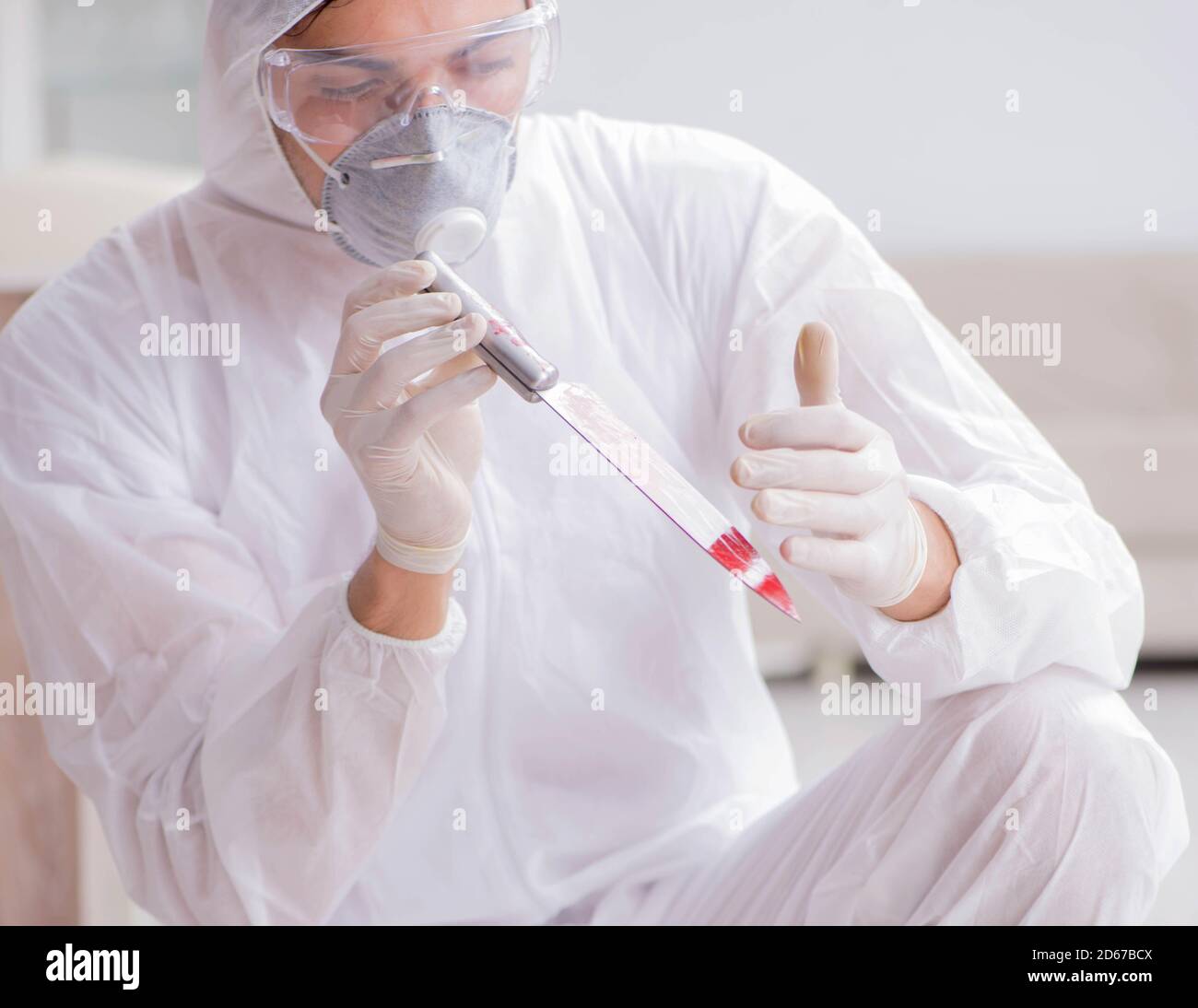 The forensic expert at crime scene doing investigation Stock Photo - Alamy
