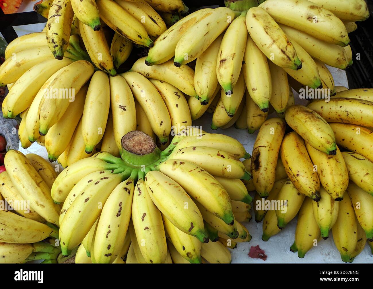 Pile yellow bananas on market hi-res stock photography and images - Alamy