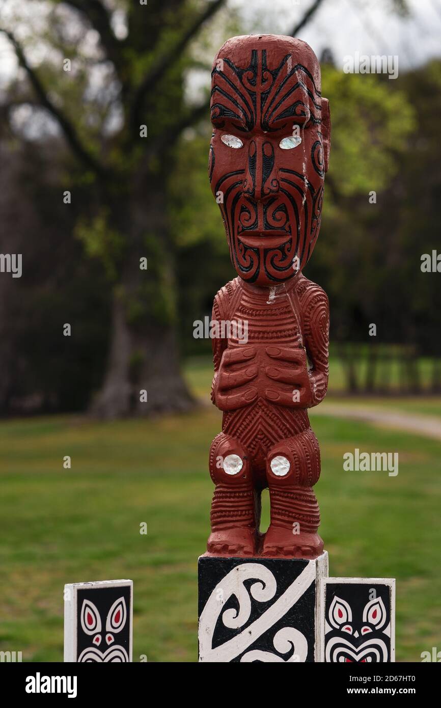 Maori warrior sculpture hi-res stock photography and images - Alamy