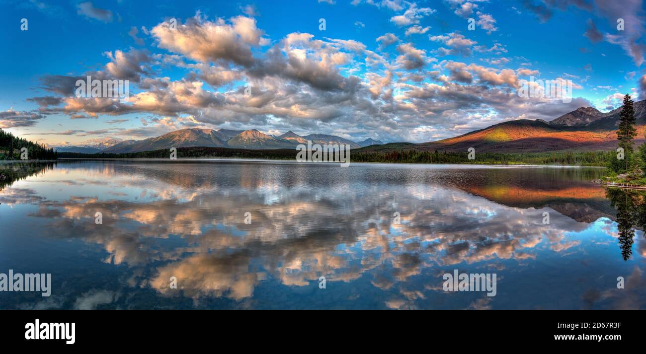 Sunrise over the beautiful Pyramid Lake Stock Photo - Alamy