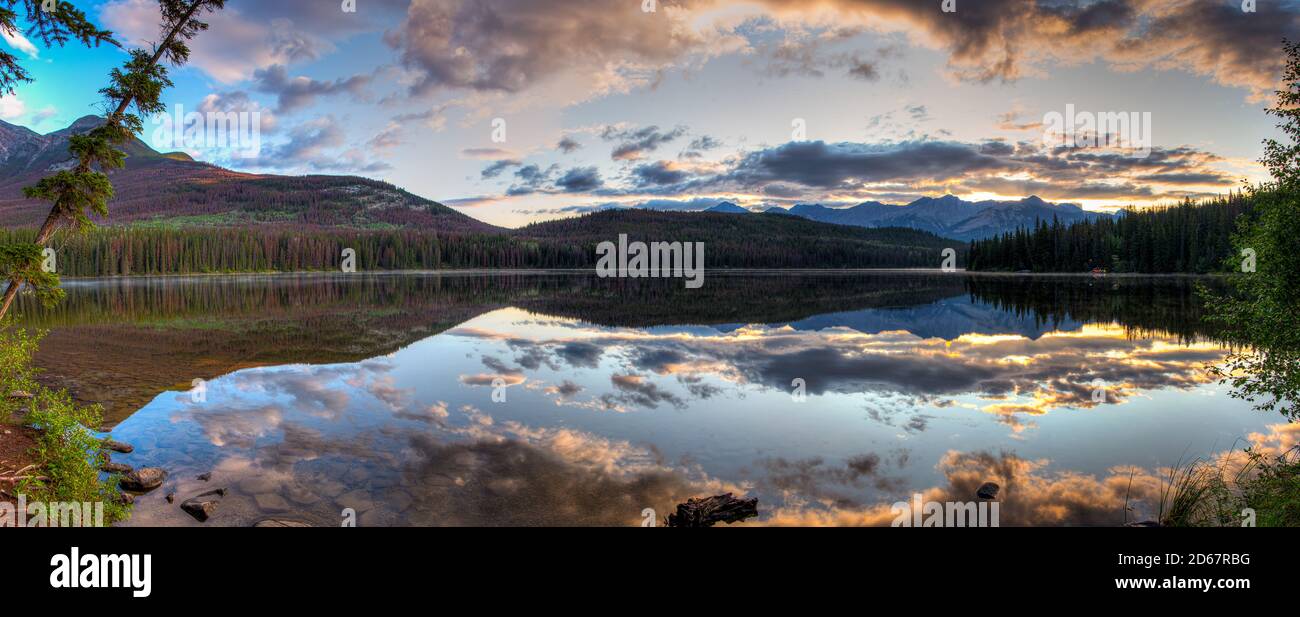 Sunrise over the beautiful Pyramid Lake Stock Photo - Alamy