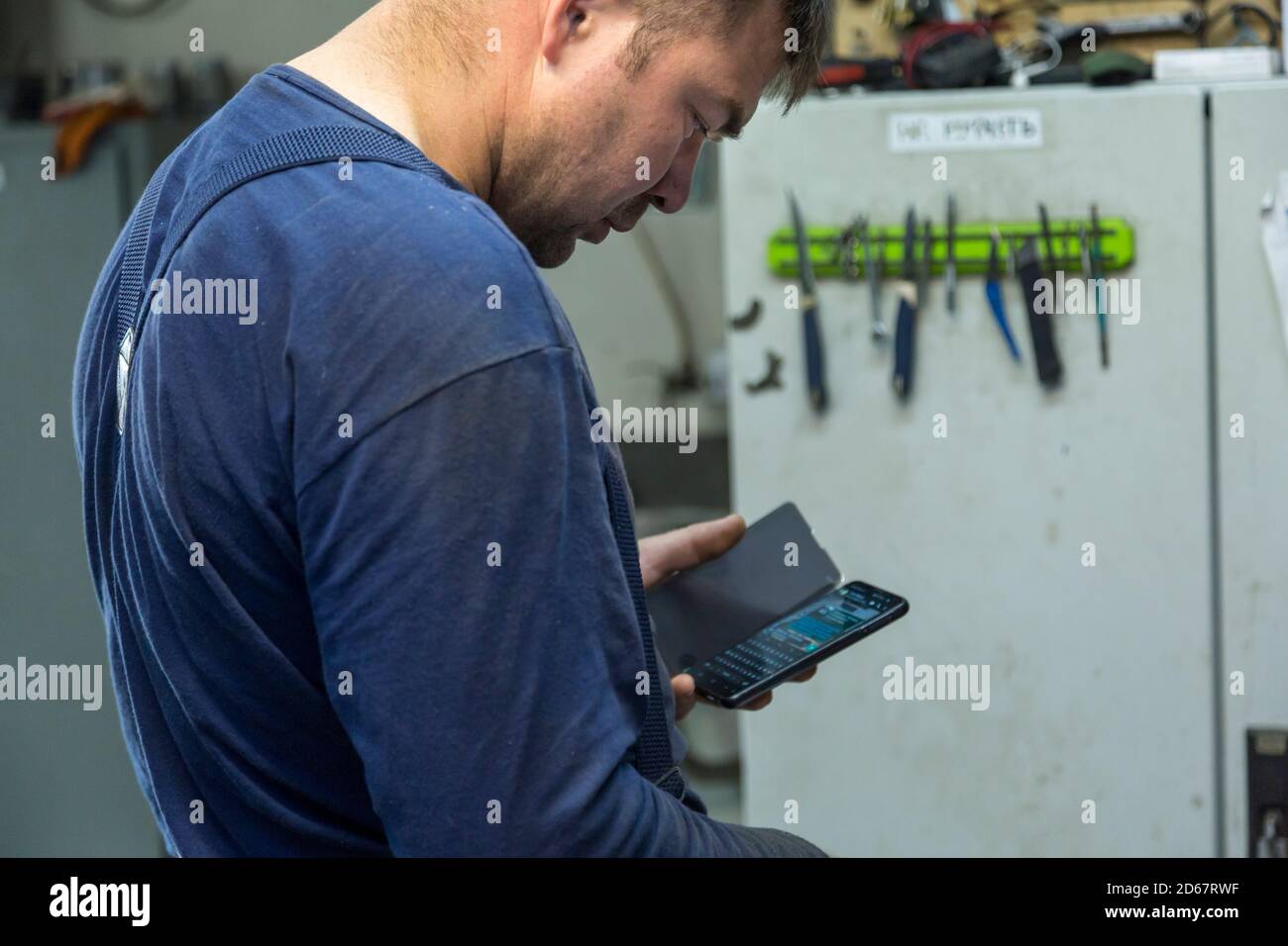 Mobile phone manufacturing hi-res stock photography and images - Alamy