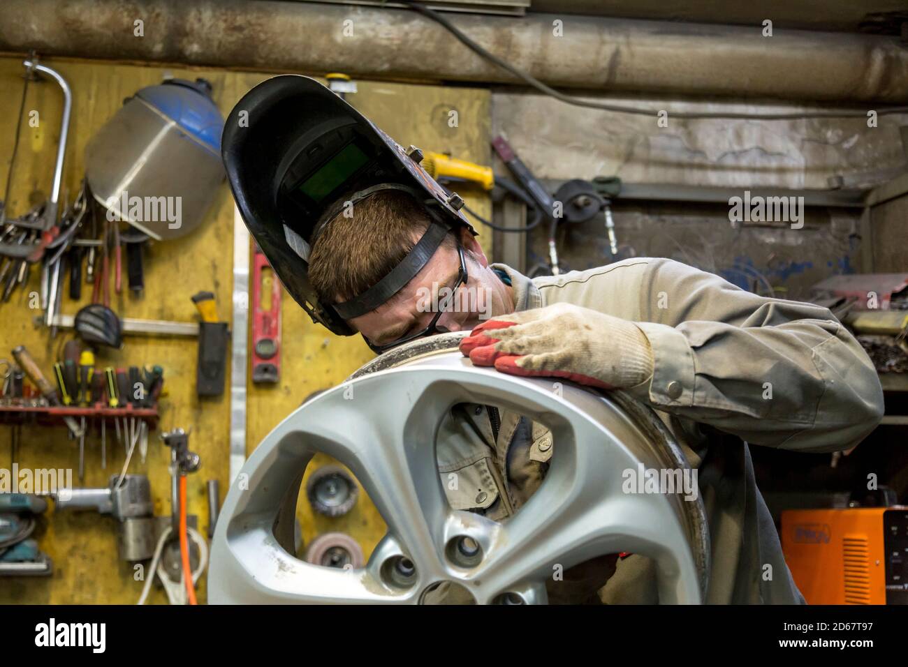 Wheel engine welding hi-res stock photography and images - Alamy