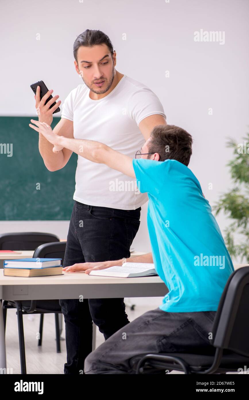 Two people arguing student hi-res stock photography and images - Alamy