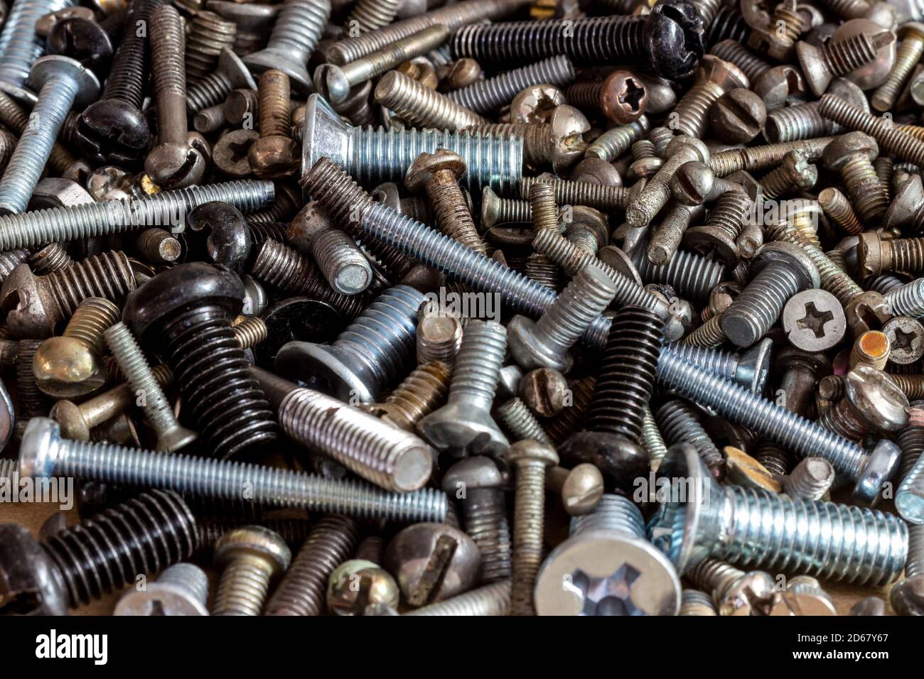A bunch of screws, different sizes and diameters, with different slots ...