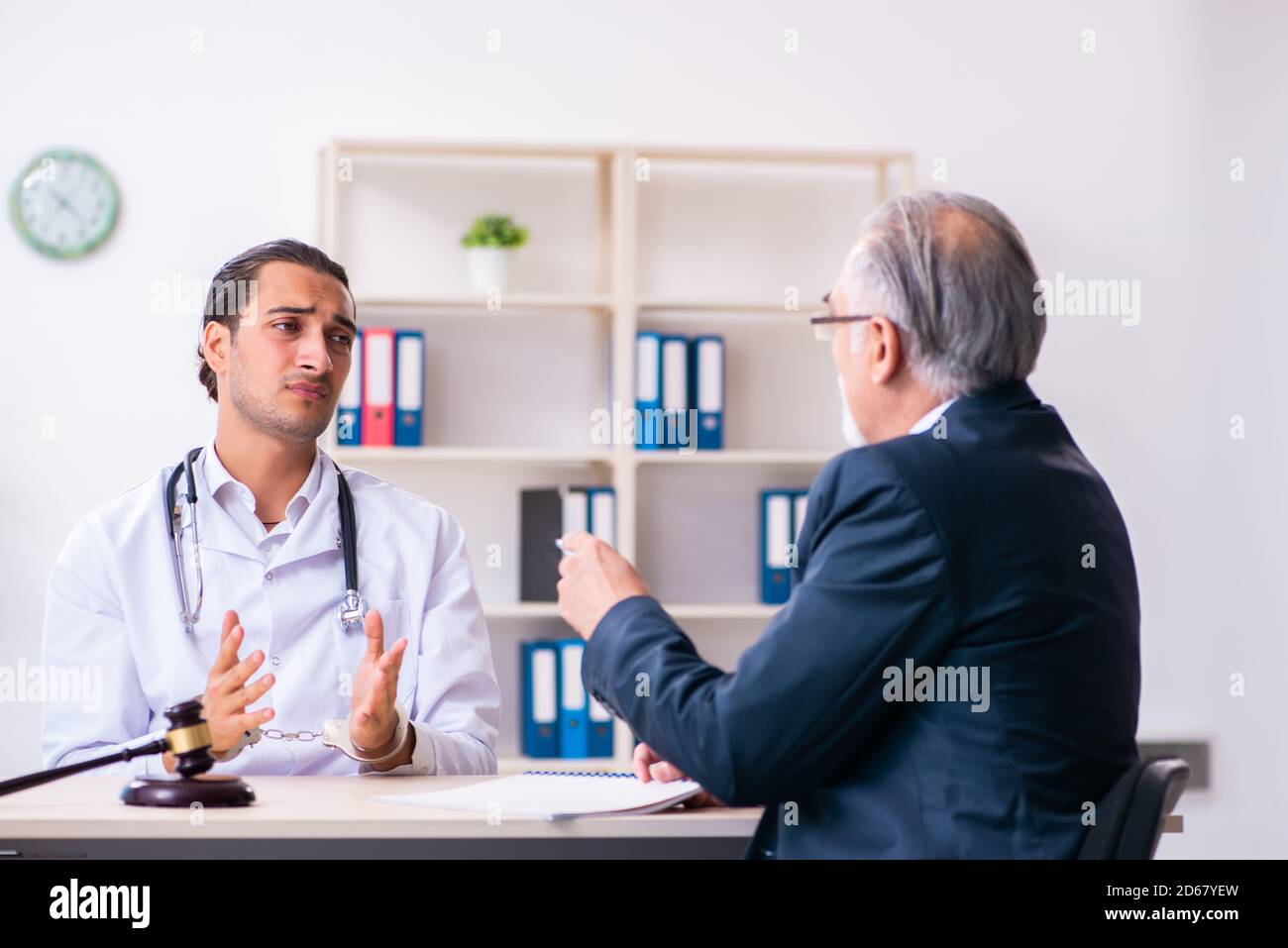 Lawyer arguing in court hi-res stock photography and images - Alamy