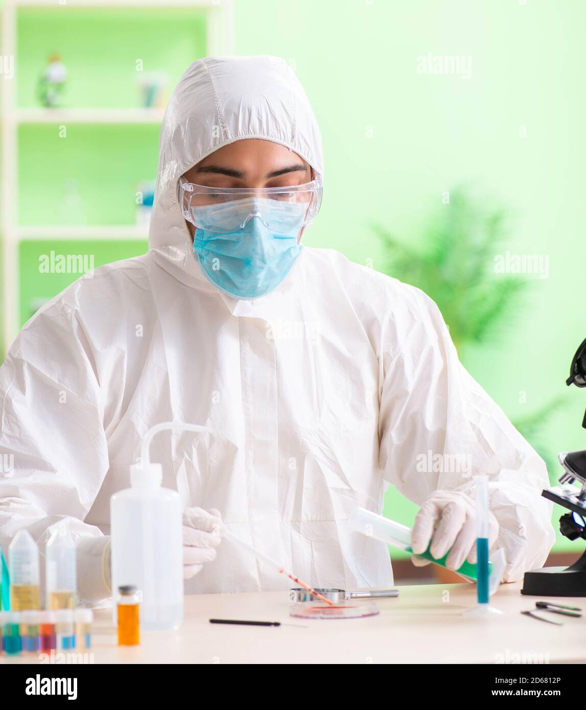 The chemist working in the lab on new experiment Stock Photo - Alamy