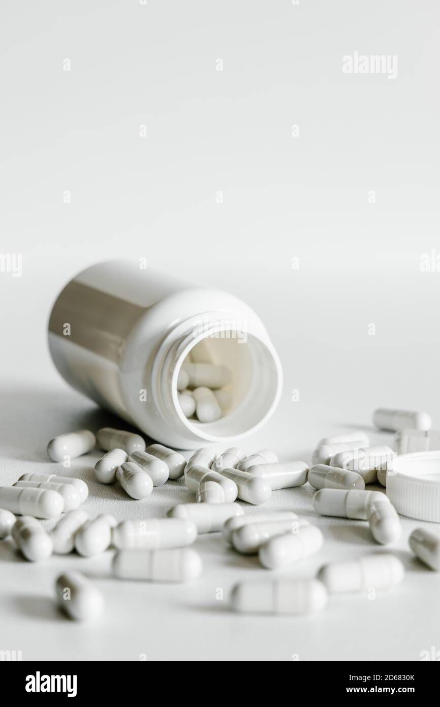 White capsules and bottle Stock Photo - Alamy