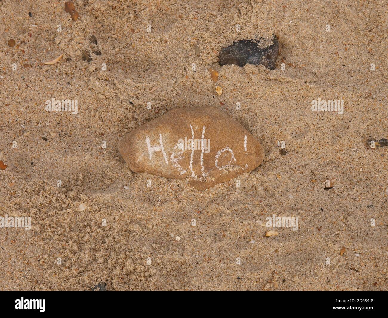 Stone in sand saying Hello Stock Photo - Alamy