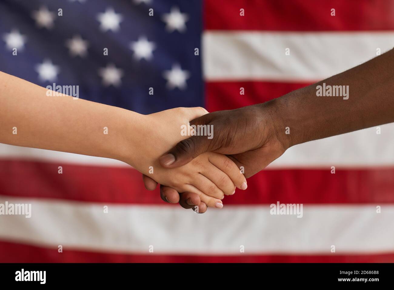 Women shaking hand government hi-res stock photography and images - Alamy