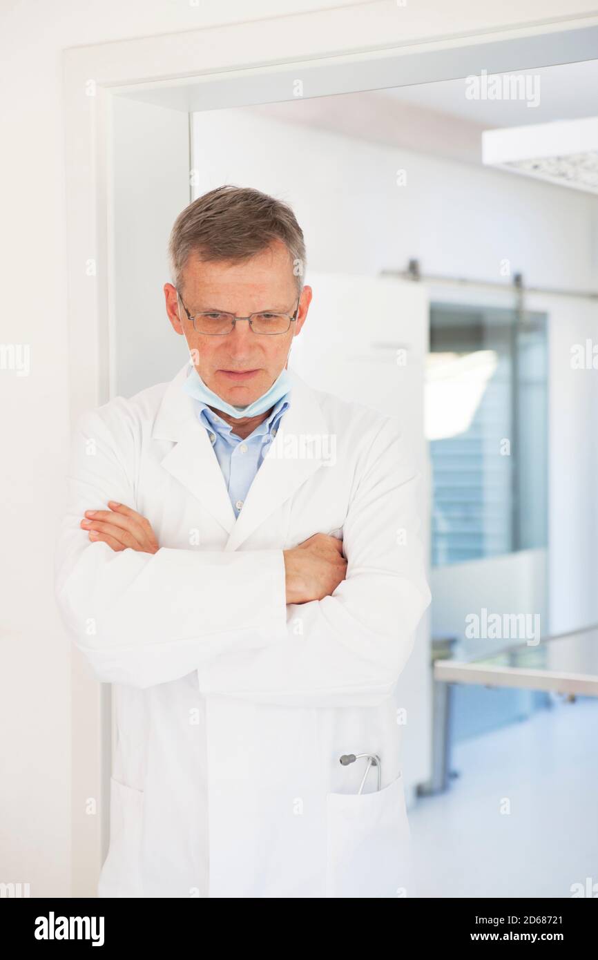 Sad doctor hi-res stock photography and images - Alamy