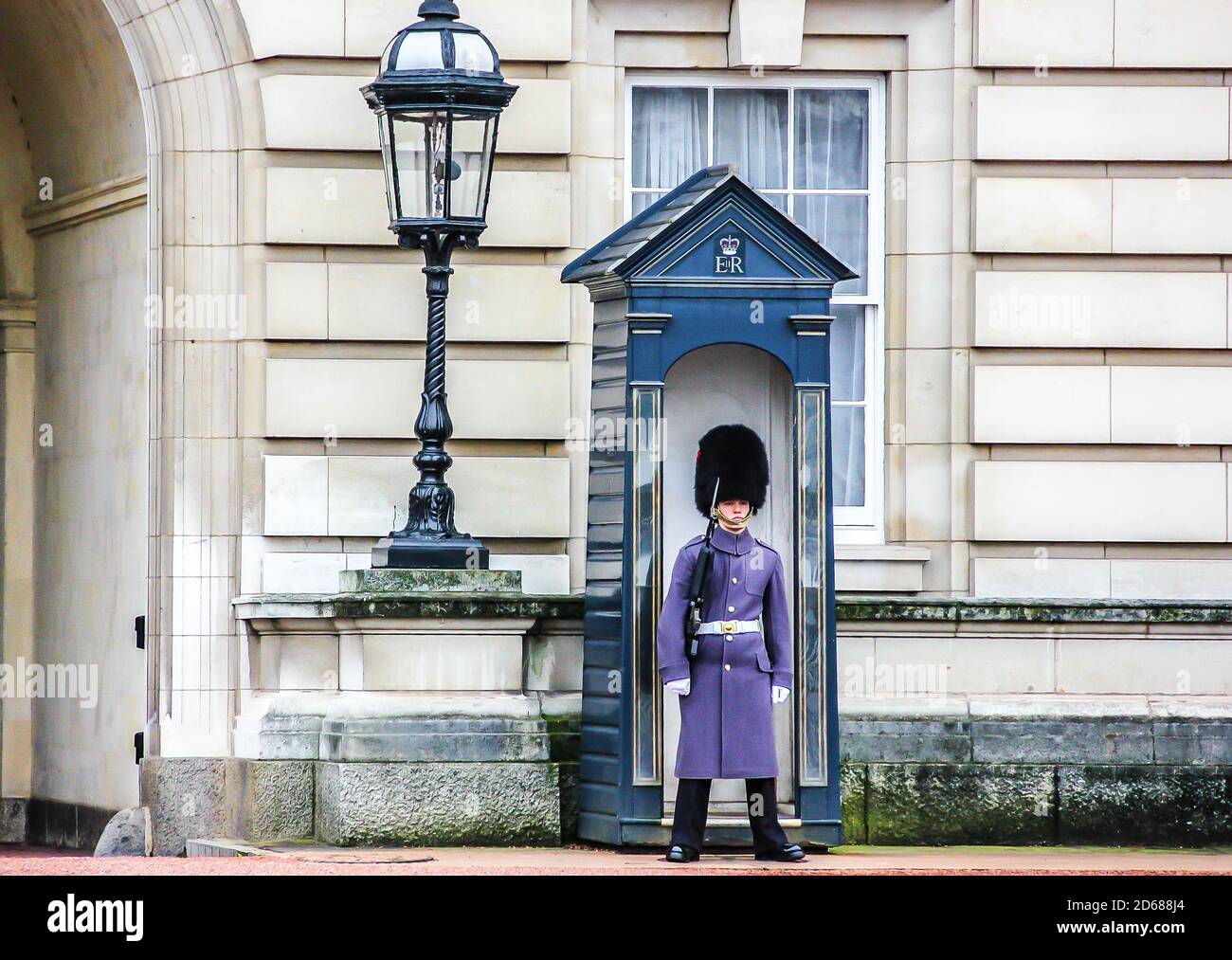 A Royal Guard at Buckingham Palace. London, UK Stock Photo - Alamy