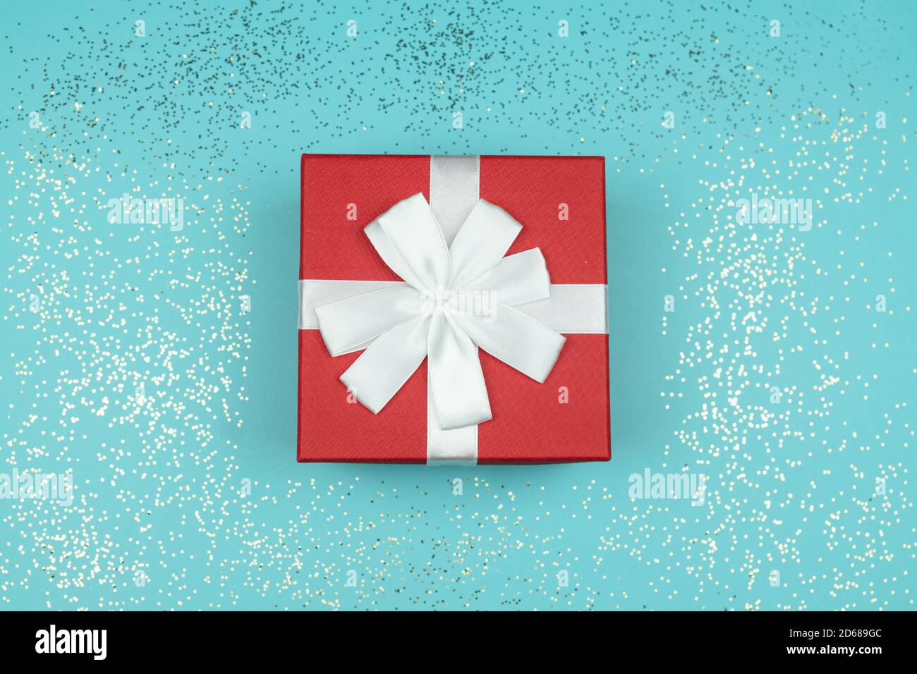 Top view of red gift box on blue background with confetti. Festive ...