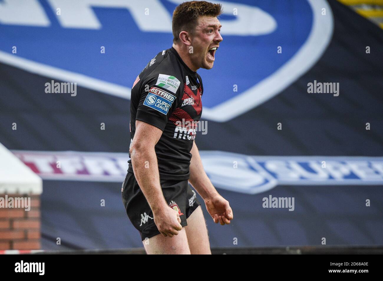 Ed Chamberlain (2) of Salford Red Devils celebrates try Stock Photo - Alamy