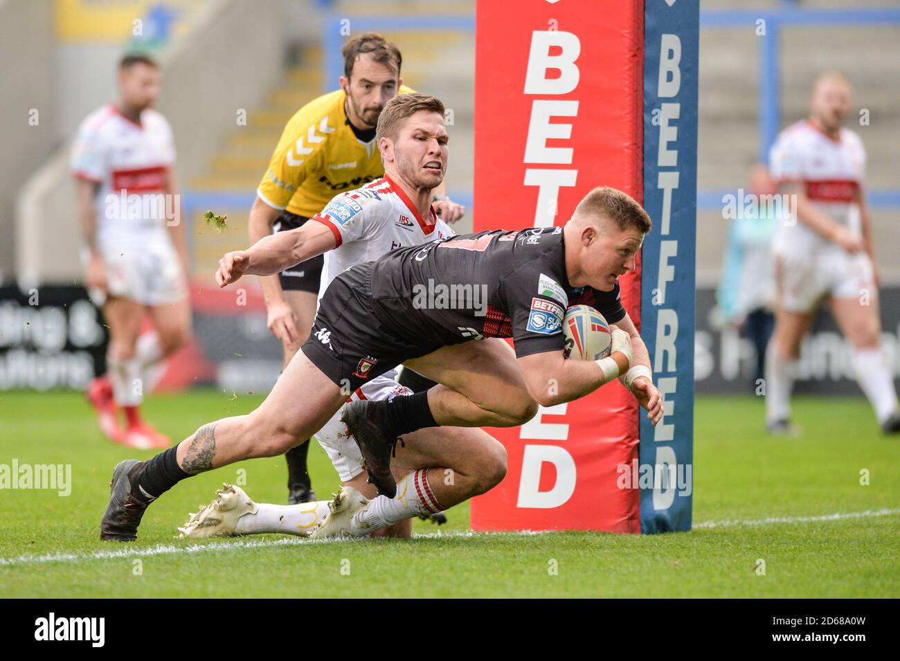 Luke Yates (17) of Salford Red Devils scores try Stock Photo - Alamy