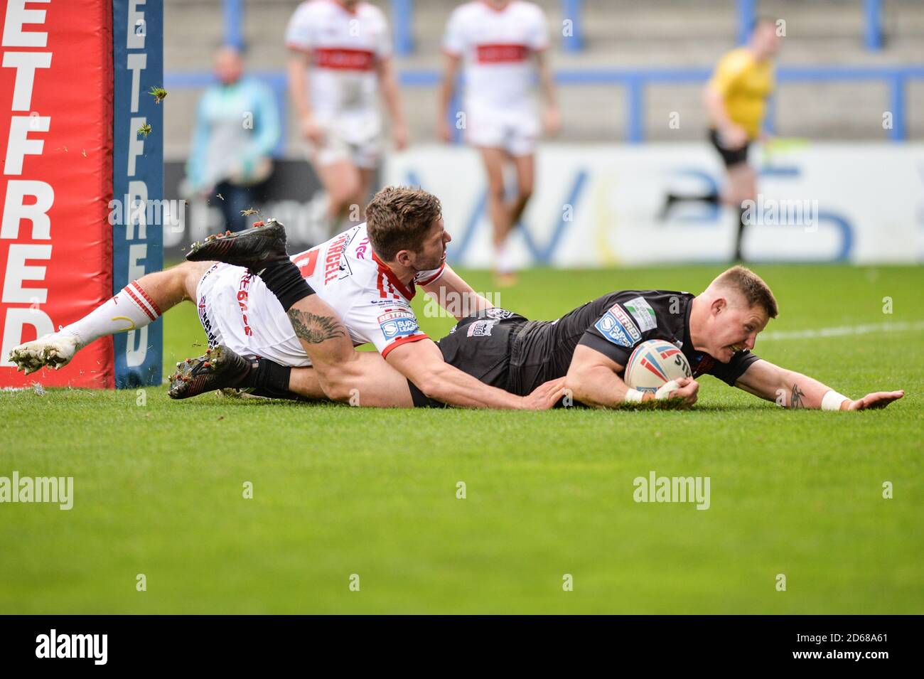 Luke Yates (17) of Salford Red Devils scores try Stock Photo - Alamy