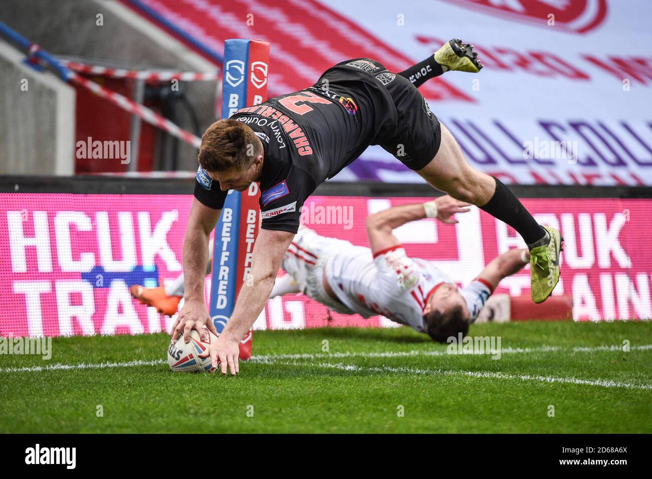 Ed Chamberlain (2) of Salford Red Devils scores try Stock Photo - Alamy