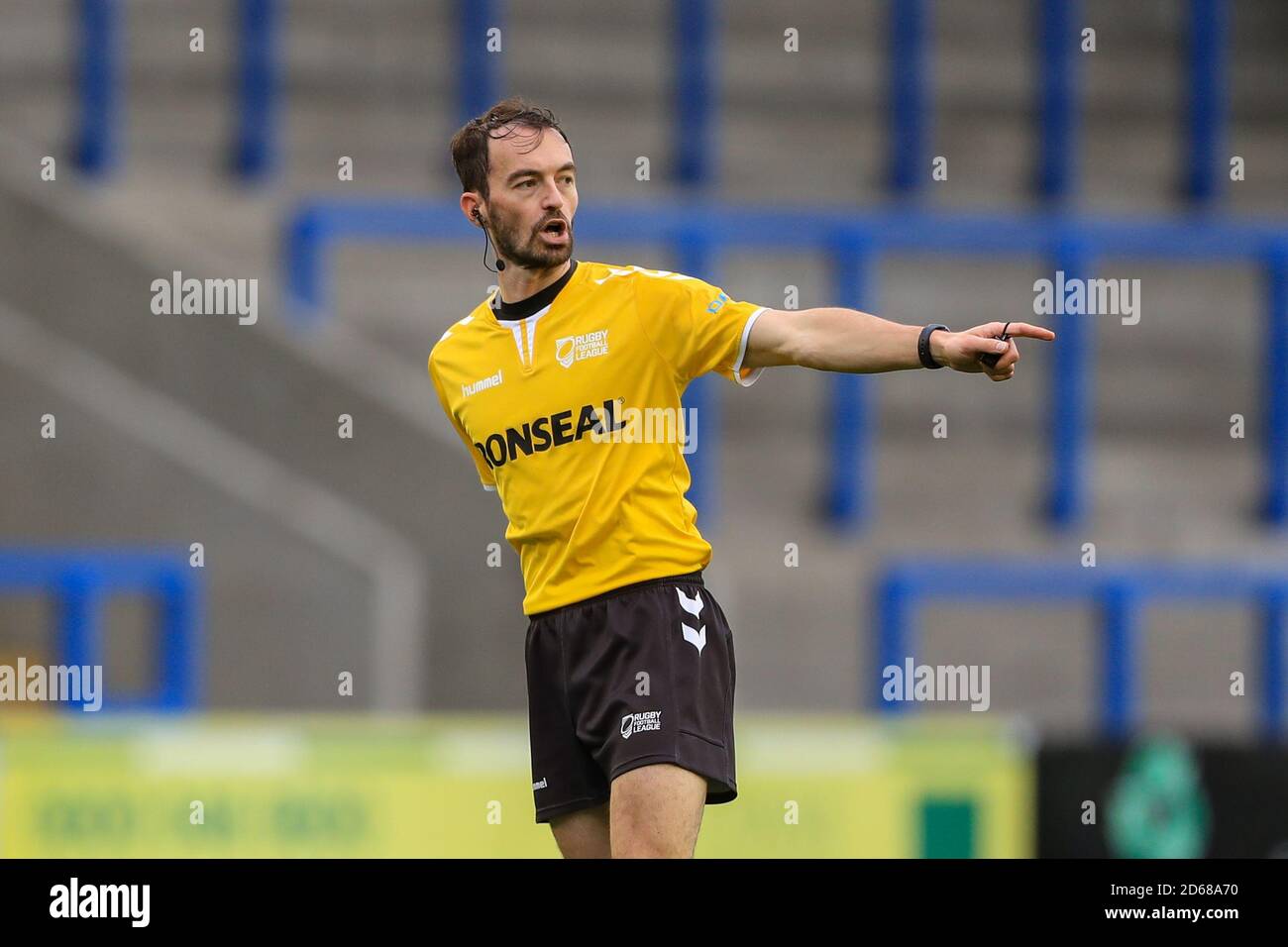 James jones referee hi-res stock photography and images - Alamy