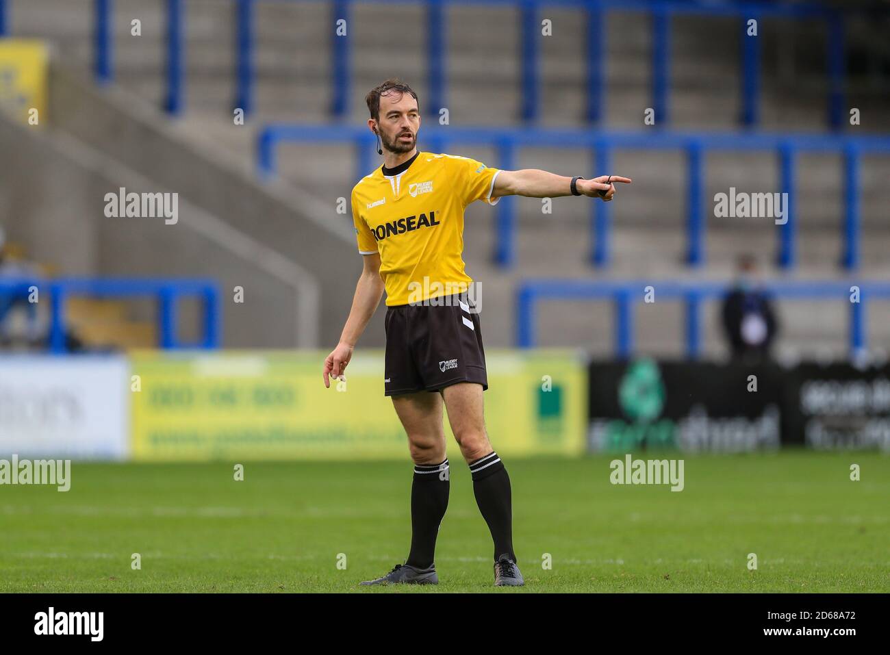 James jones referee hi-res stock photography and images - Alamy