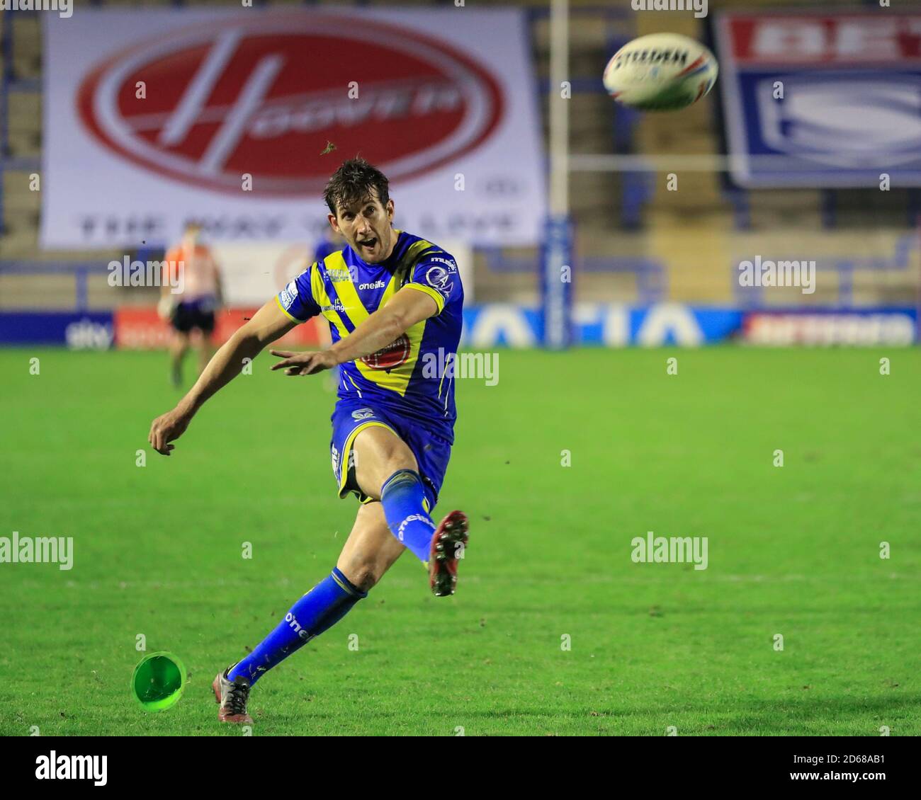 Stefan Ratchford (1) of Warrington Wolves kicks the conversion Stock ...