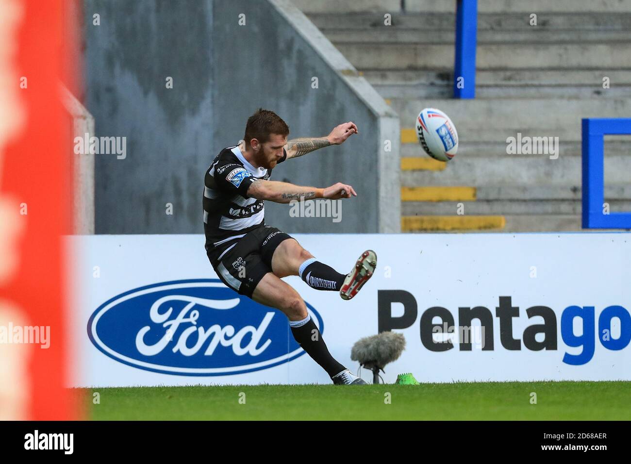 Marc Sneyd (7) of Hull FC kicks the conversion Stock Photo - Alamy