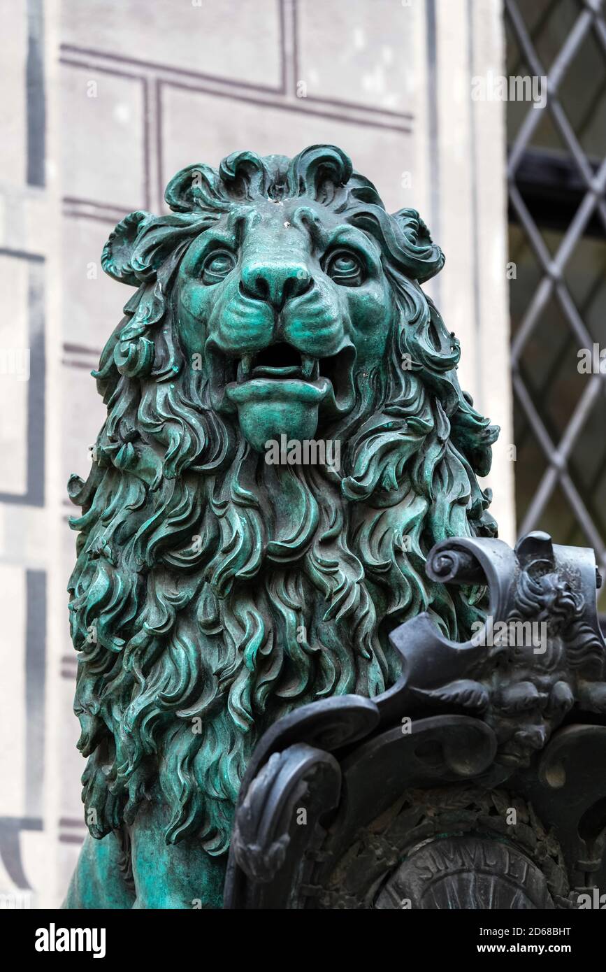Bavarian lion statue at Munich Alte Residenz palace in Odeonplatz ...