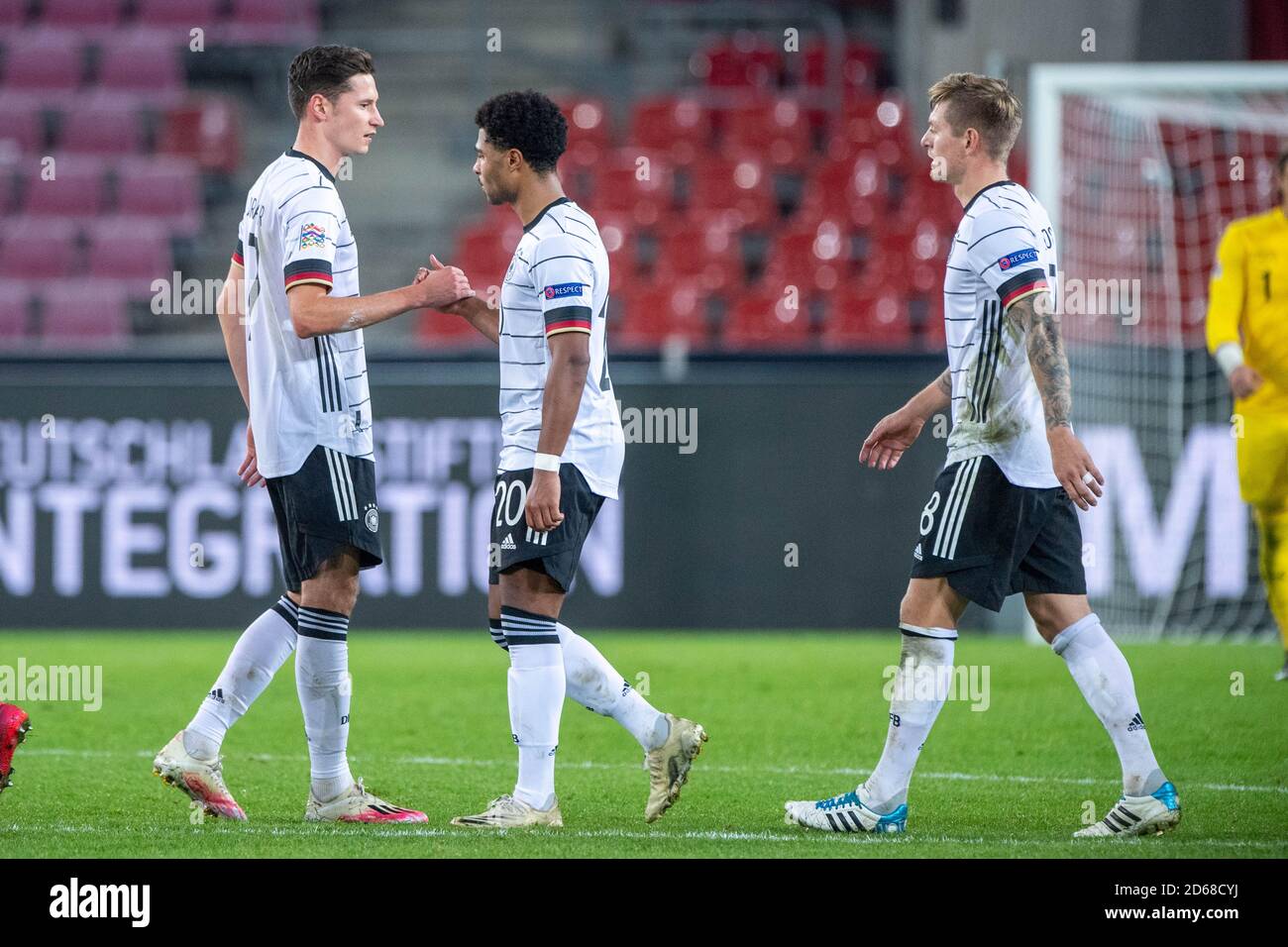 Toni kroos handshake hi-res stock photography and images - Alamy