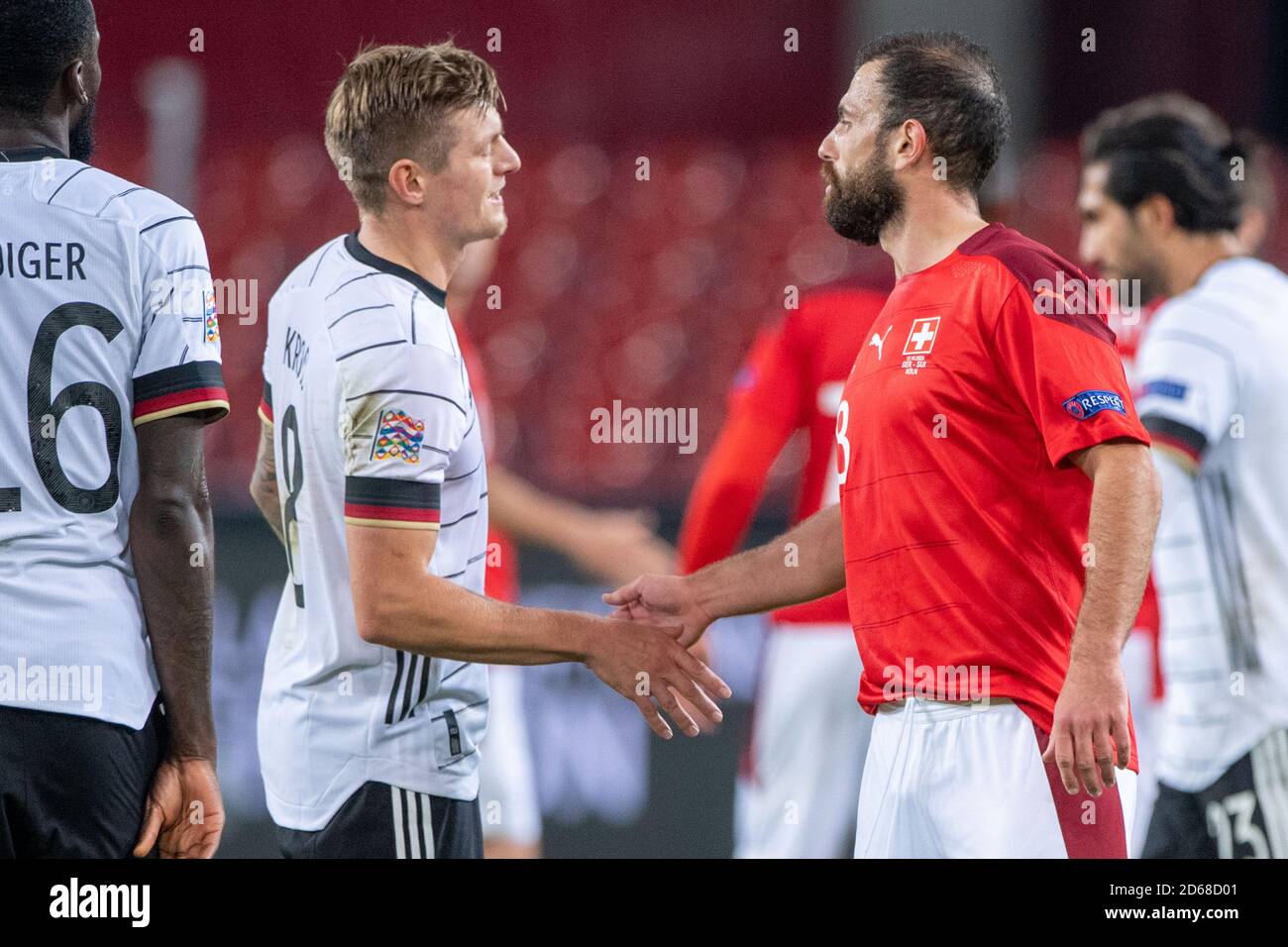 Toni kroos handshake hi-res stock photography and images - Alamy