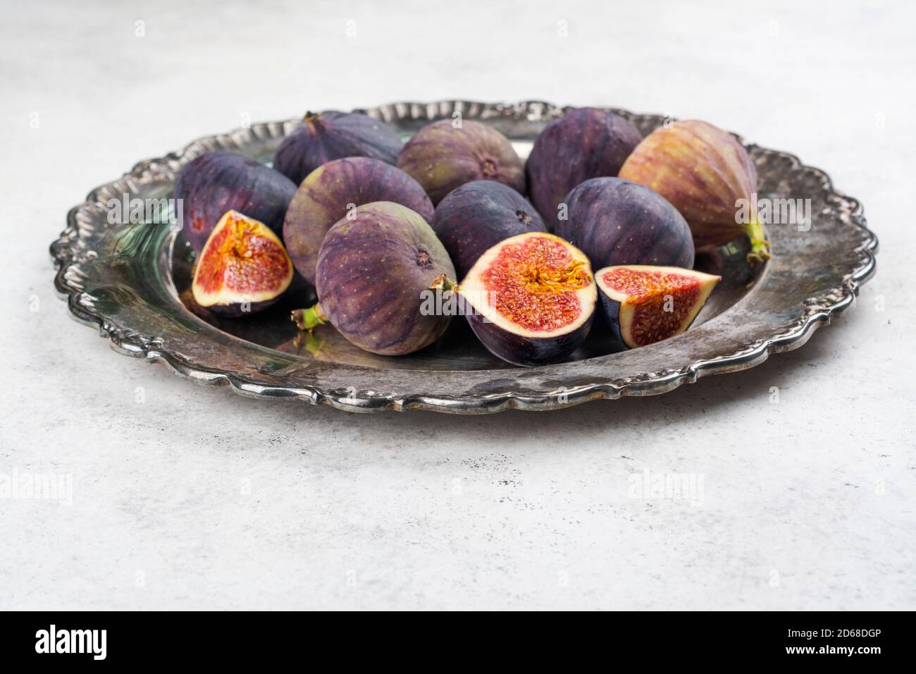 Whole and cut fresh figs Stock Photo - Alamy